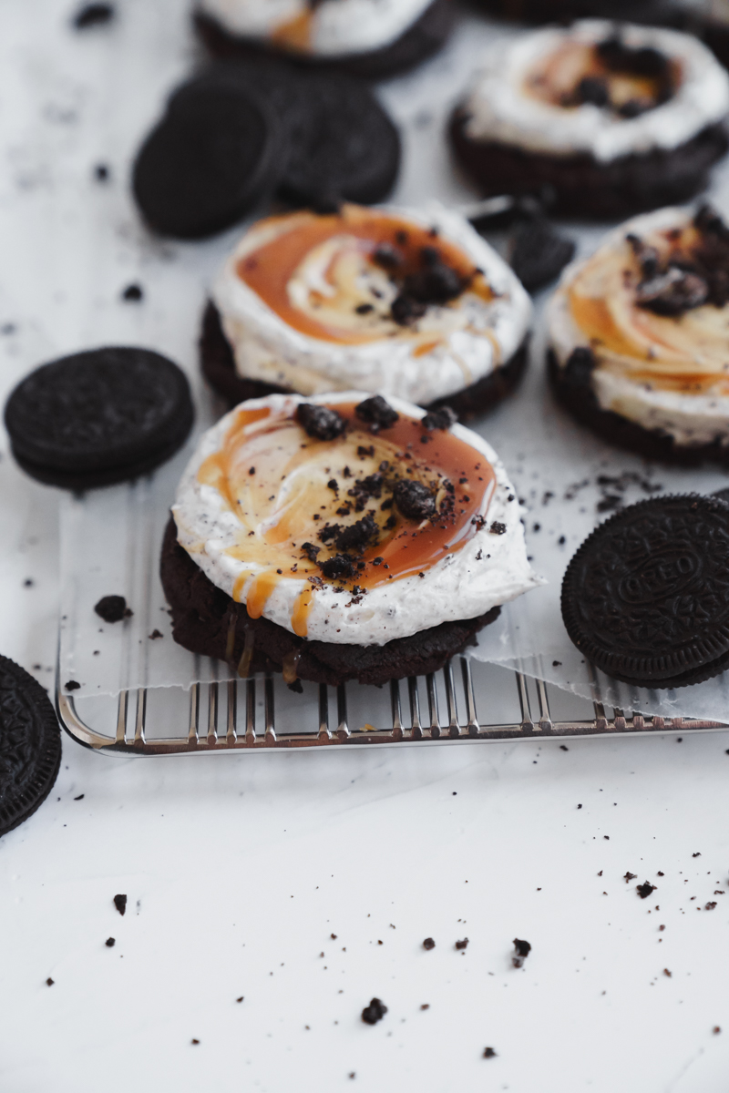 Frosted Caramel Oreo Cookies With Salted Caramel - Cake Babe