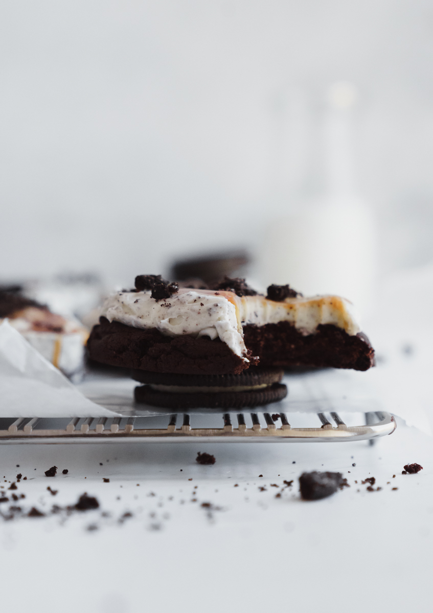 Frosted Caramel Oreo Cookies With Salted Caramel - Cake Babe