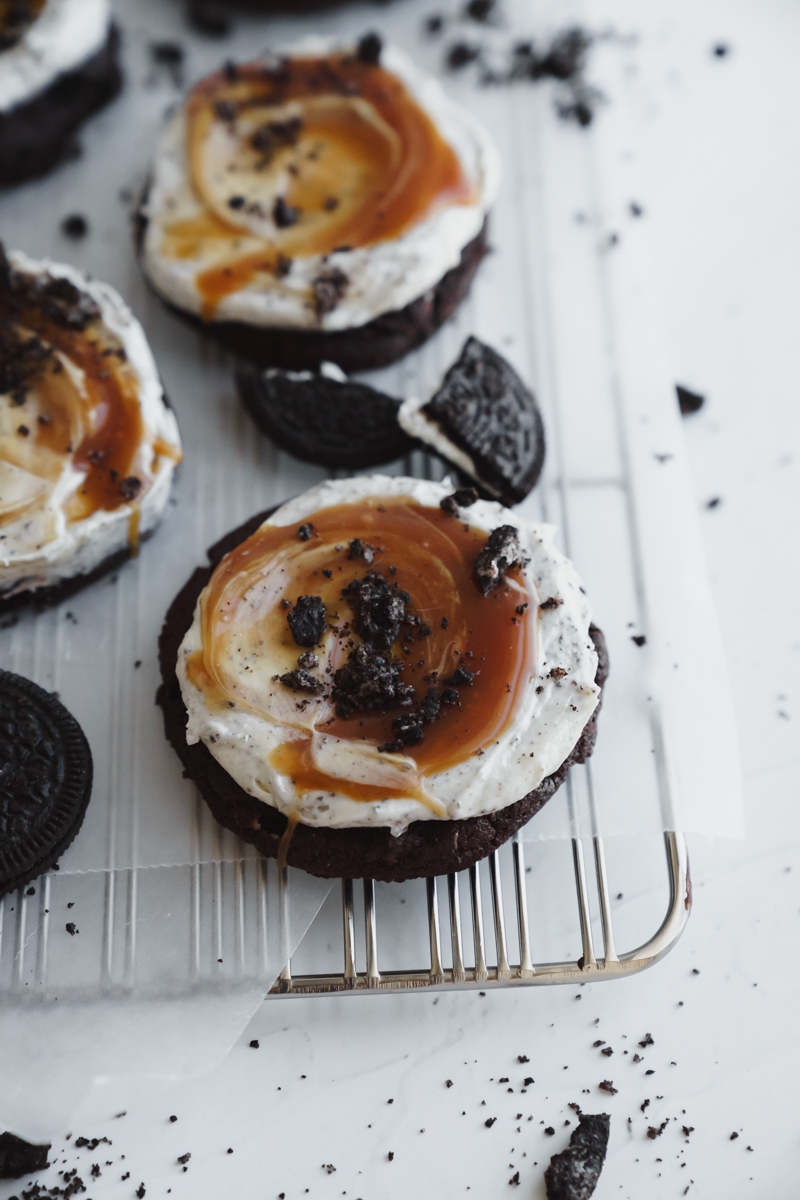 Frosted Caramel Oreo Cookies With Salted Caramel - Cake Babe