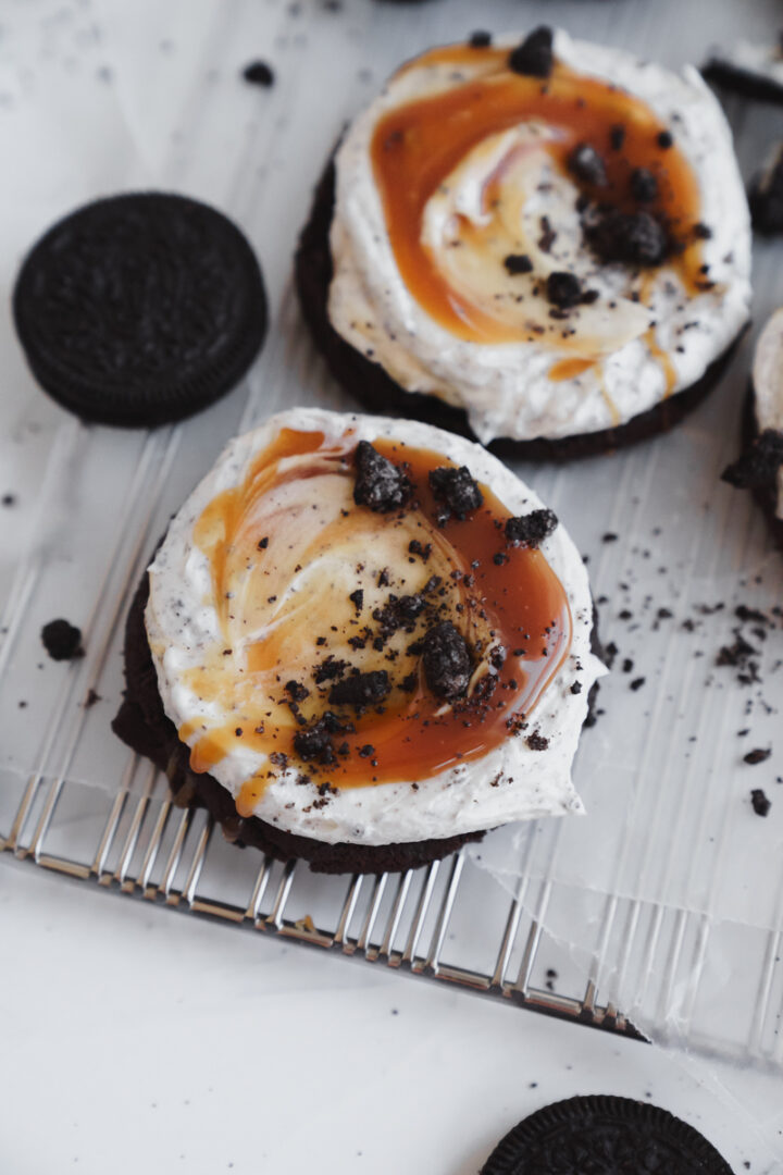 Frosted Caramel Oreo Cookies With Salted Caramel - Cake Babe
