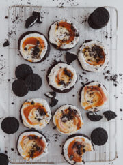 Frosted Caramel Oreo Cookies With Salted Caramel - Cake Babe