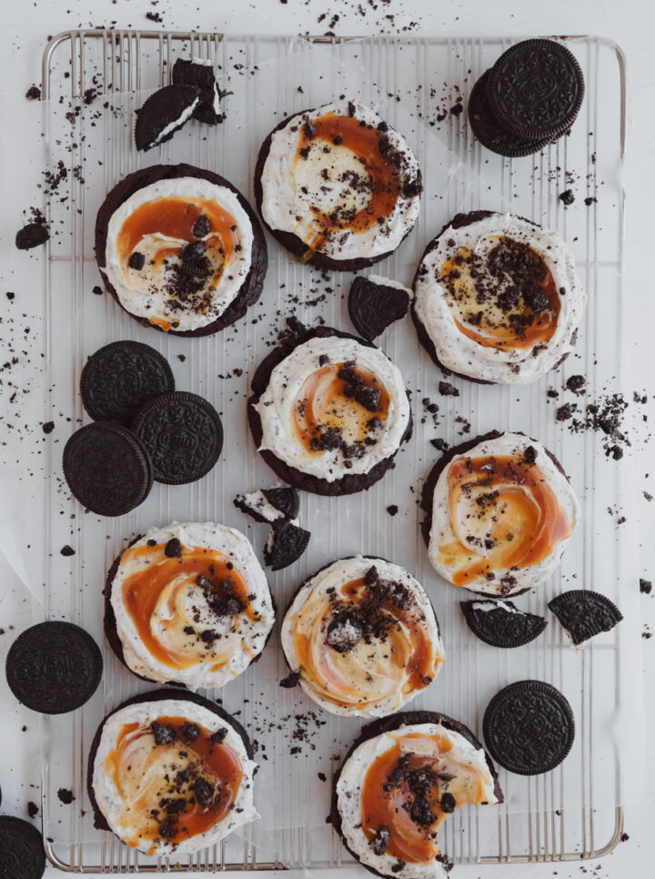 Frosted Caramel Oreo Cookies With Salted Caramel - Cake Babe