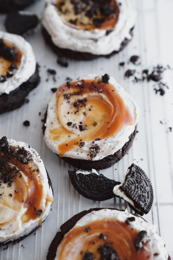 Frosted Caramel Oreo Cookies With Salted Caramel - Cake Babe